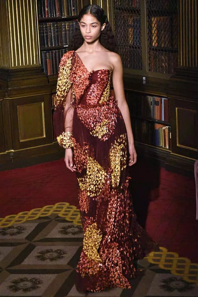 Burberry Fall 2019: A Tale of Two Tiscis، Victoria Beckham Parties With Spice Girl Drag Queens 23287_29