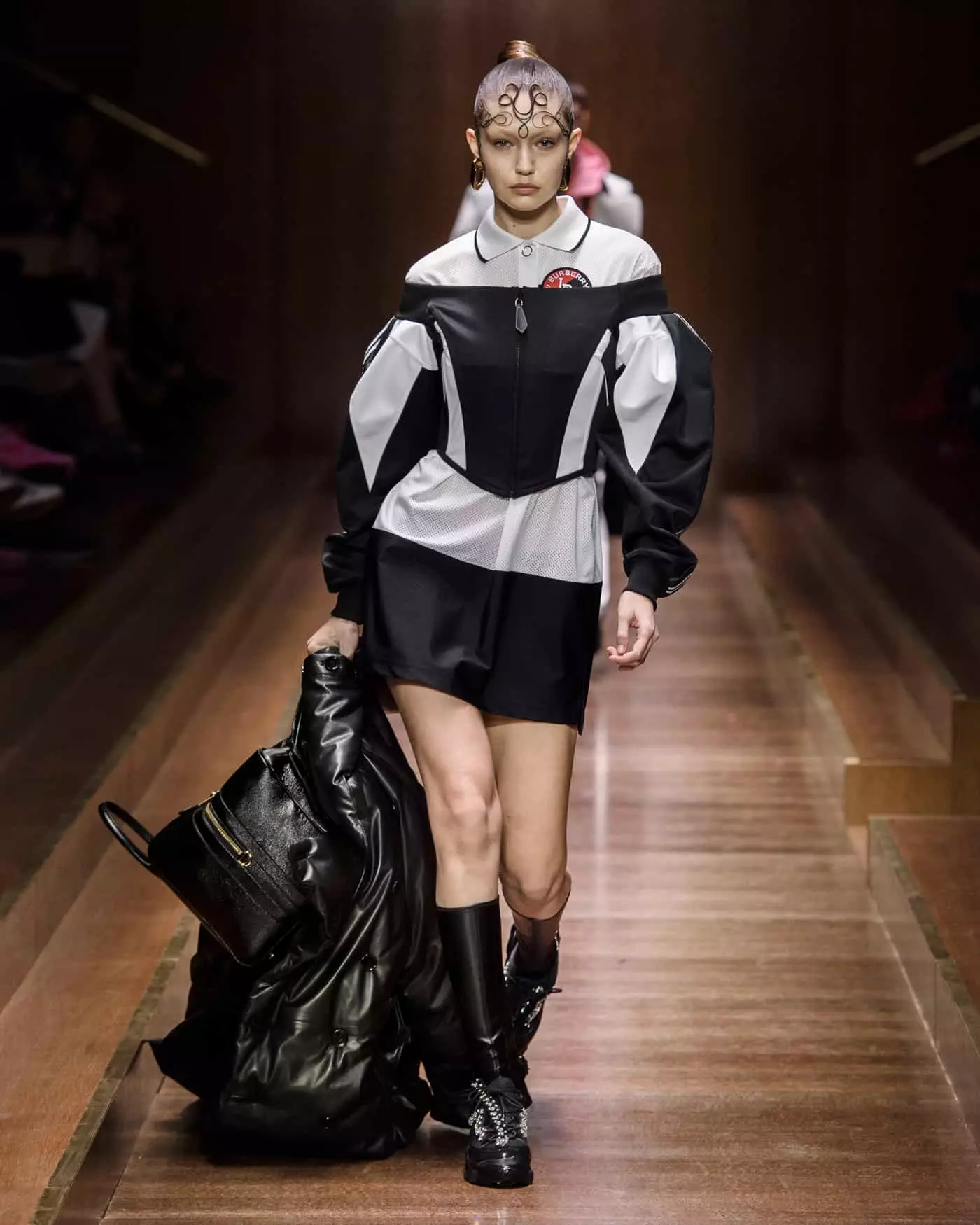 Burberry Fall 2019: Çîrokek Du Tiscis, Partiyên Victoria Beckham Bi Spice Girl Drag Queens 23287_4