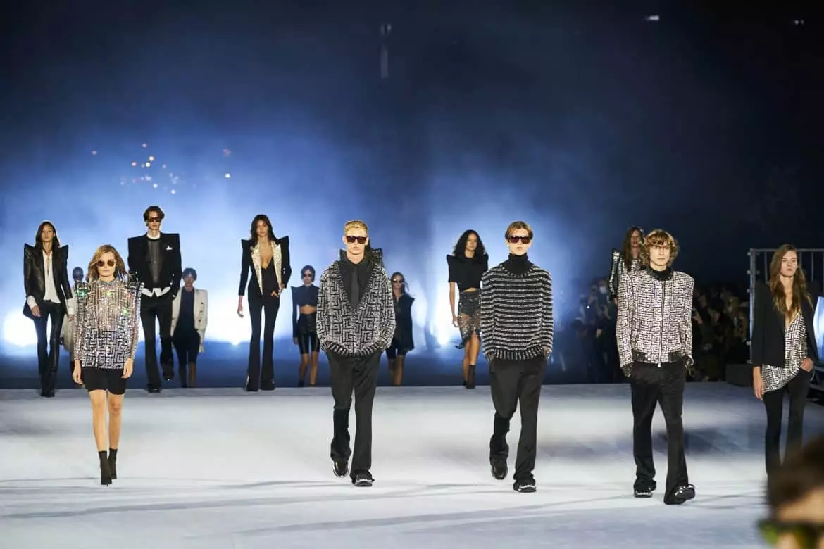 Balmain의 Olivier Rousteing, SS '21을 위해 맨발의 글래머를 선보입니다.