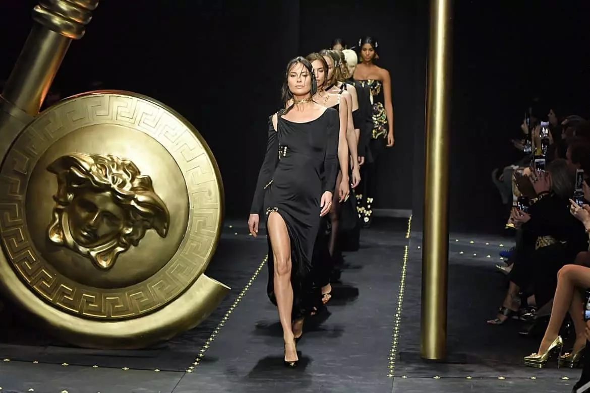 D'Stephanie Seymour, 90er Ikon, huet just eng Iwwerraschung op Versace gemaach