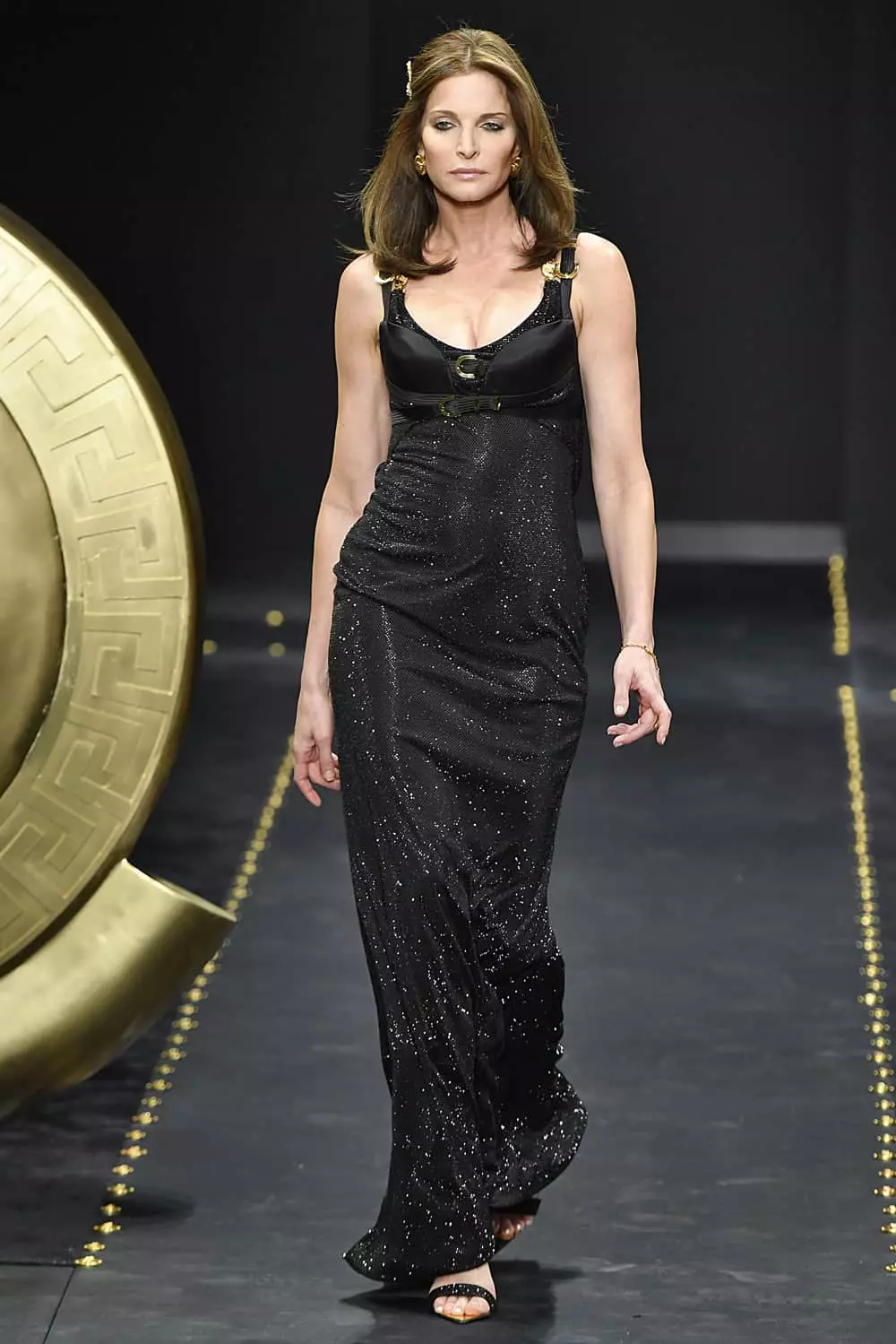 Stephanie Seymour, Ikon '90an, Baru Membuat Penampilan Mengejutkan di Versace 24208_2