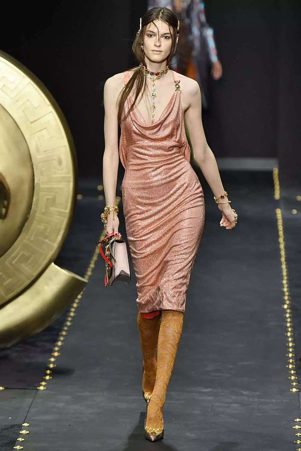 Stephanie Seymour, Aami Awọn ọdun 90, Kan Ṣe Irisi Iyalẹnu kan ni Versace 24208_31