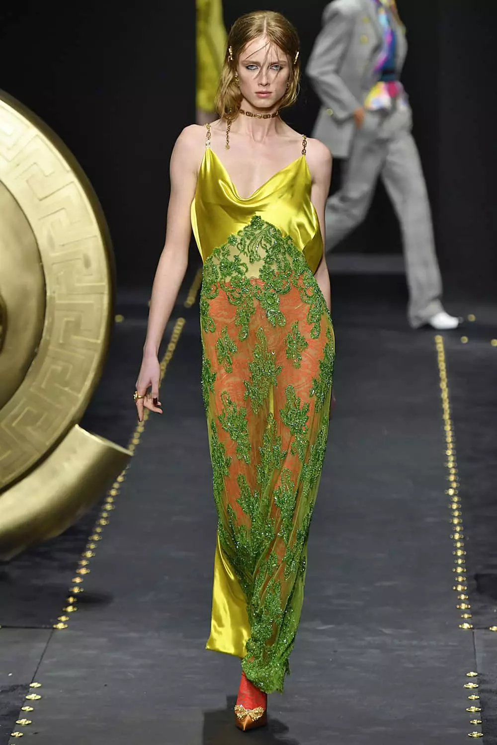 Stephanie Seymour, ícone dos anos 90, acaba de fazer uma aparição surpresa na Versace 24208_56