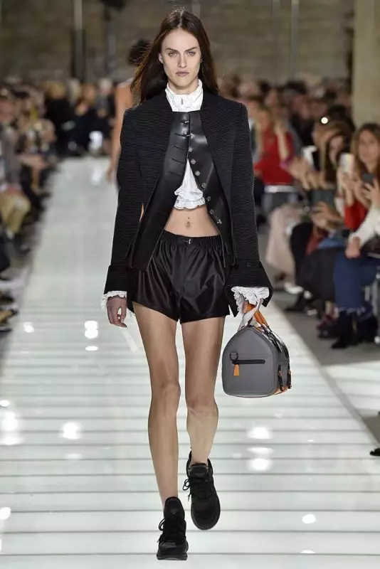 الوداع پیرس! Miu Miu، Moncler Gamme Rouge، اور Louis Vuitton Close Out Fashion Month 24323_10