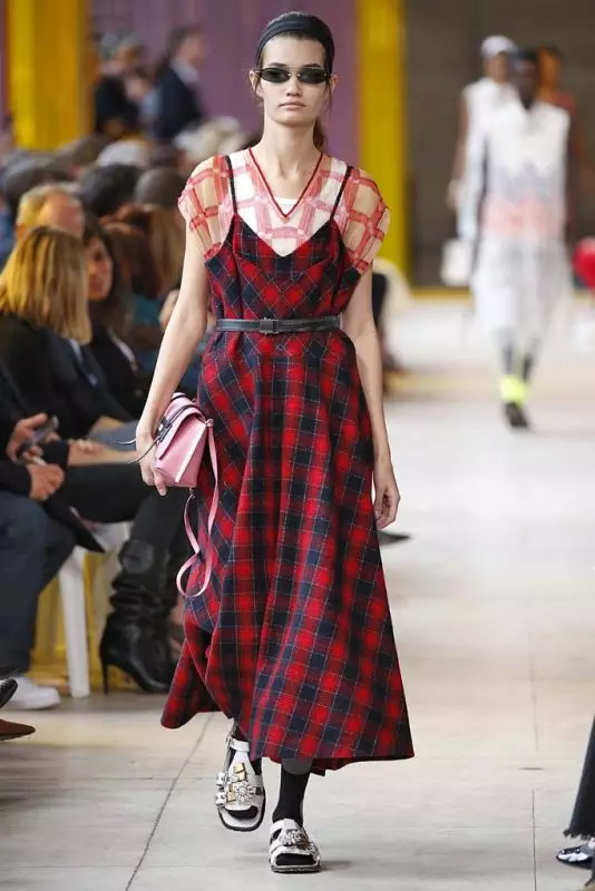 الوداع پیرس! Miu Miu، Moncler Gamme Rouge، اور Louis Vuitton Close Out Fashion Month 24323_112