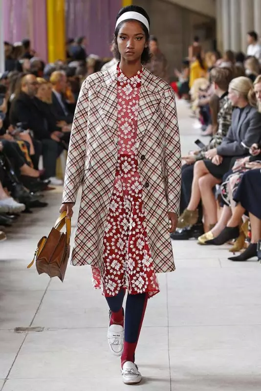बिदाइ पेरिस! Miu Miu, Moncler Gamme Rouge, and Louis Vuitton Close Out Fashion Month 24323_125