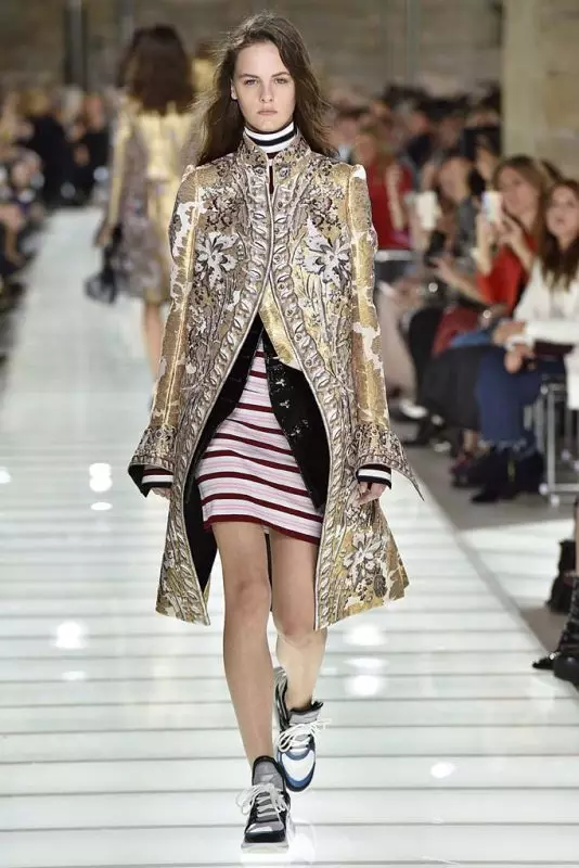 الوداع پیرس! Miu Miu، Moncler Gamme Rouge، اور Louis Vuitton Close Out Fashion Month 24323_13
