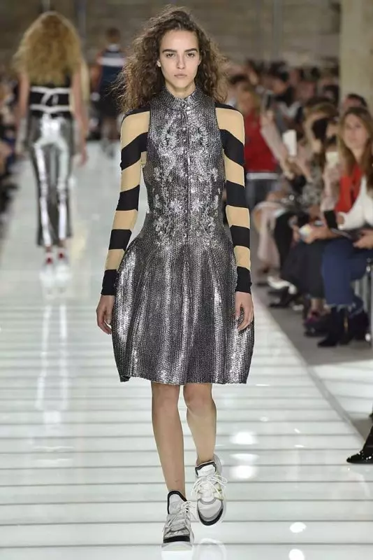 बिदाइ पेरिस! Miu Miu, Moncler Gamme Rouge, and Louis Vuitton Close Out Fashion Month 24323_16