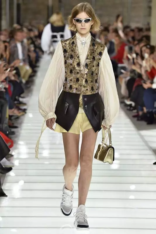 الوداع پیرس! Miu Miu، Moncler Gamme Rouge، اور Louis Vuitton Close Out Fashion Month 24323_30