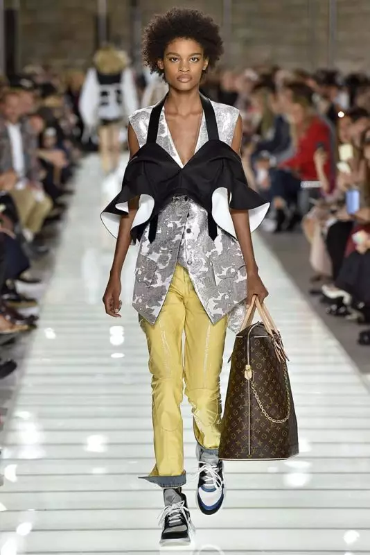Adieu Paris! كل من Miu Miu و Moncler Gamme Rouge و Louis Vuitton Close Out Fashion Month 24323_31
