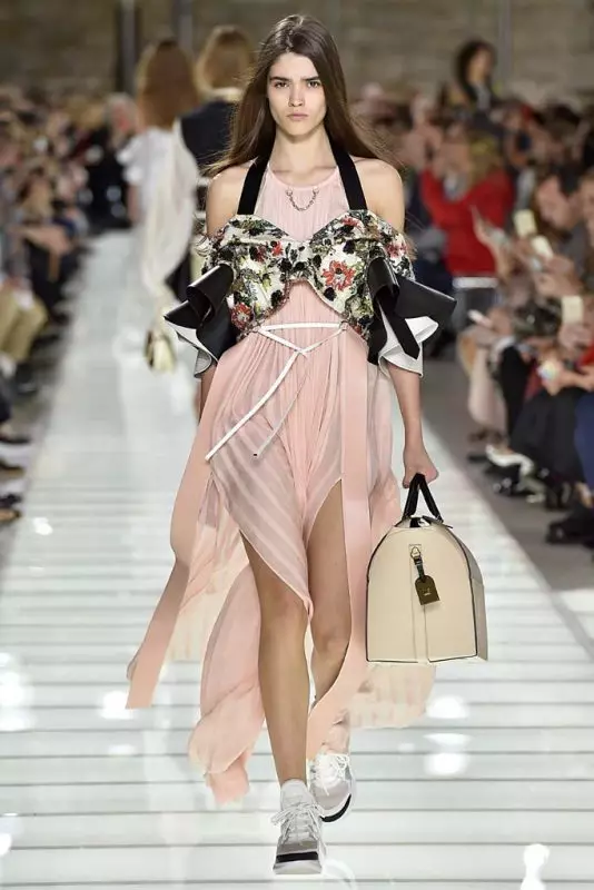 बिदाइ पेरिस! Miu Miu, Moncler Gamme Rouge, and Louis Vuitton Close Out Fashion Month 24323_32