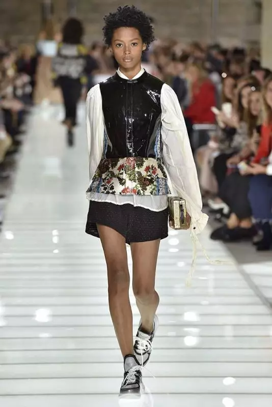 Adieu Paris! كل من Miu Miu و Moncler Gamme Rouge و Louis Vuitton Close Out Fashion Month 24323_36