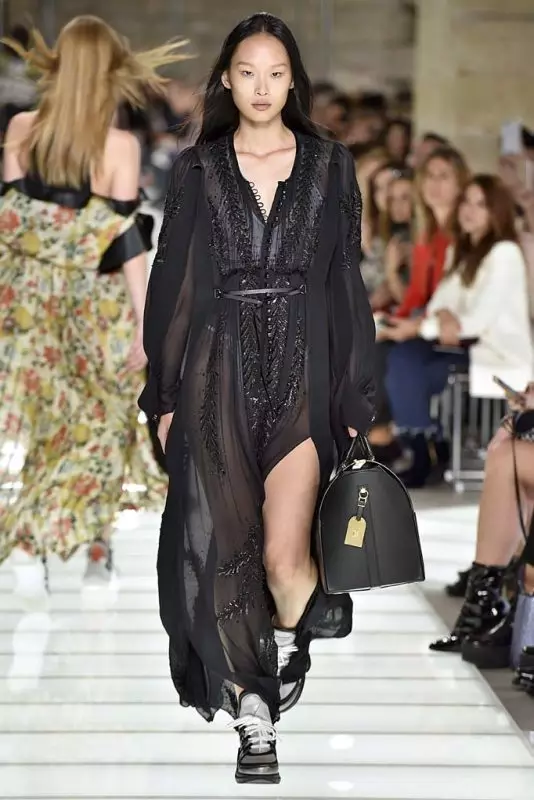 الوداع پیرس! Miu Miu، Moncler Gamme Rouge، اور Louis Vuitton Close Out Fashion Month 24323_37