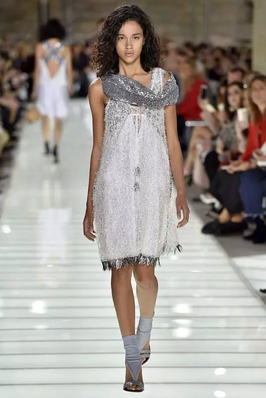 बिदाइ पेरिस! Miu Miu, Moncler Gamme Rouge, and Louis Vuitton Close Out Fashion Month 24323_44