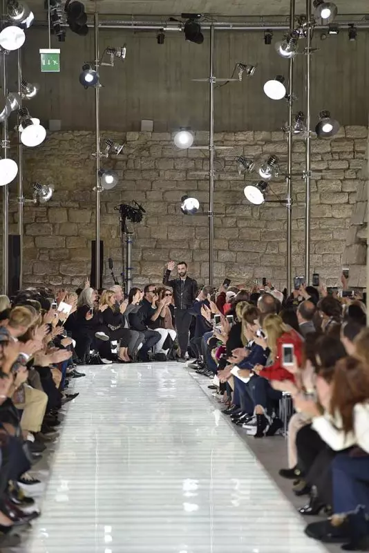 Adieu Paris! كل من Miu Miu و Moncler Gamme Rouge و Louis Vuitton Close Out Fashion Month 24323_49