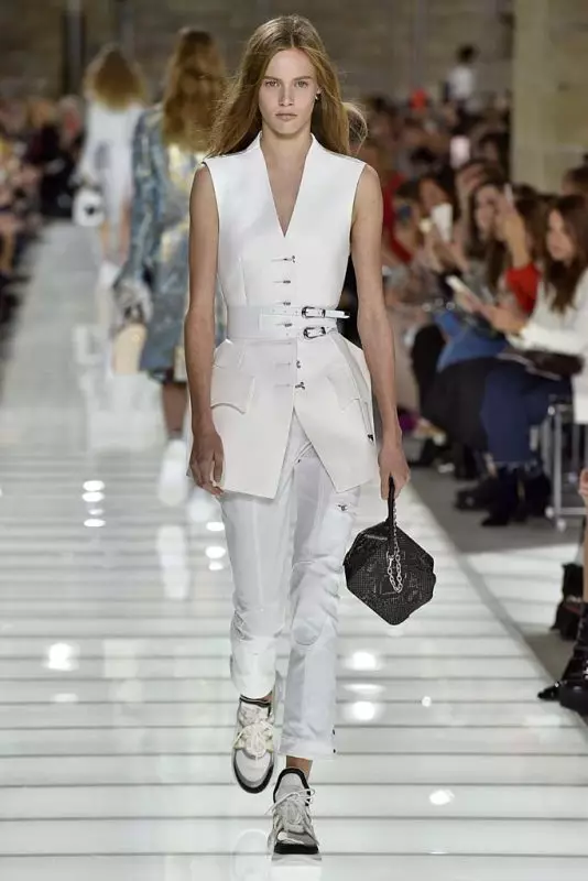 الوداع پیرس! Miu Miu، Moncler Gamme Rouge، اور Louis Vuitton Close Out Fashion Month 24323_6