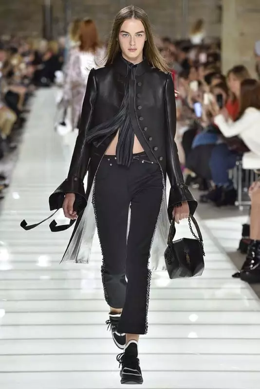 बिदाइ पेरिस! Miu Miu, Moncler Gamme Rouge, and Louis Vuitton Close Out Fashion Month 24323_7