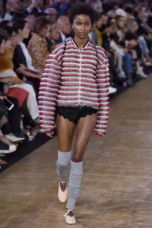 Adieu Paris! كل من Miu Miu و Moncler Gamme Rouge و Louis Vuitton Close Out Fashion Month 24323_94