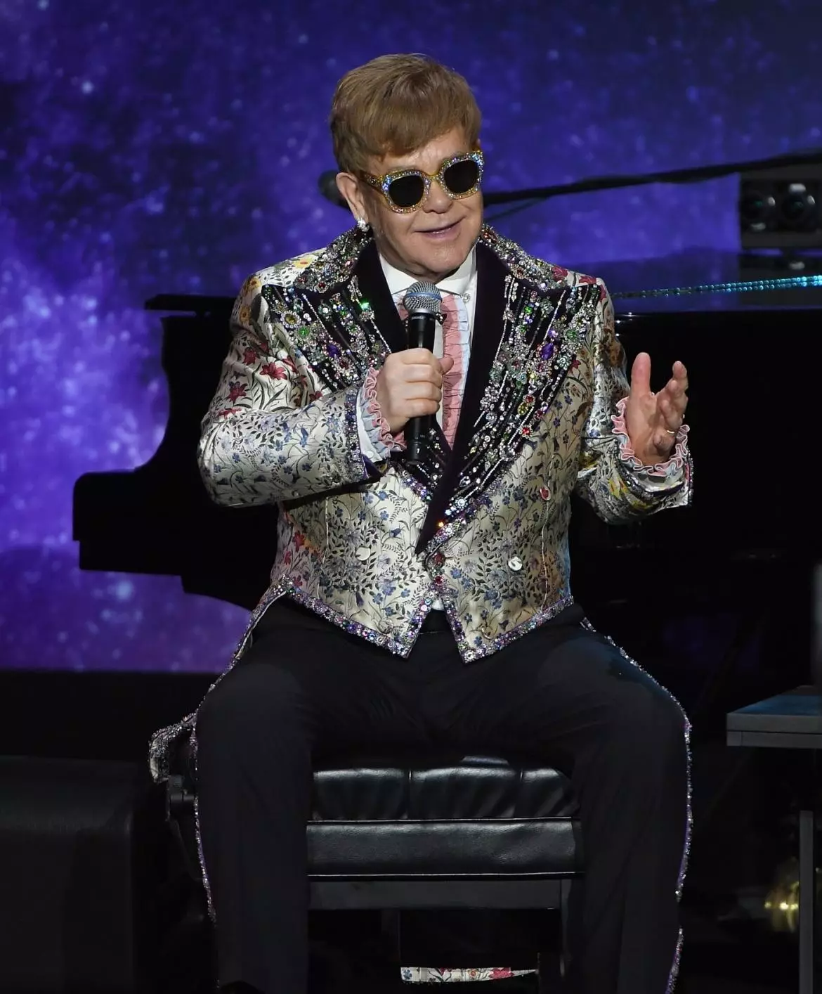 Elton John Lands သည် Farewell Tour အတွက် သီးသန့် Gucci Wardrobe 24547_1