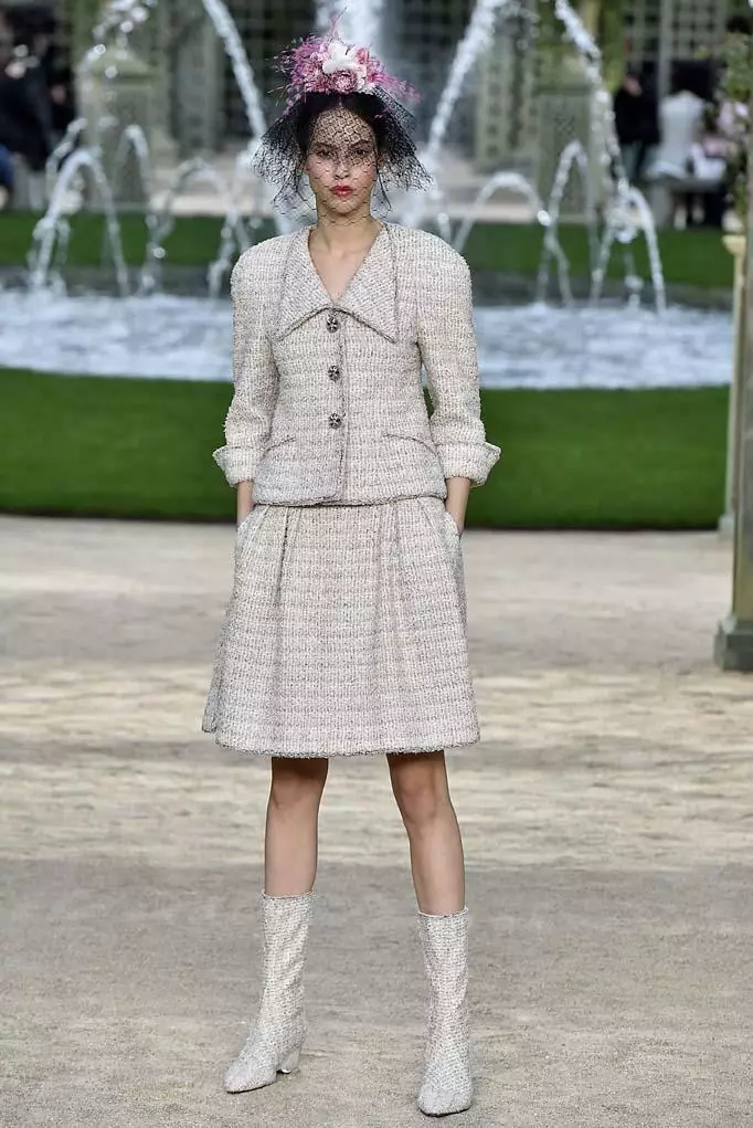 Karl Lagerfeld ekpughere ogige nzuzo nke Chanel n'izu Couture 24548_20