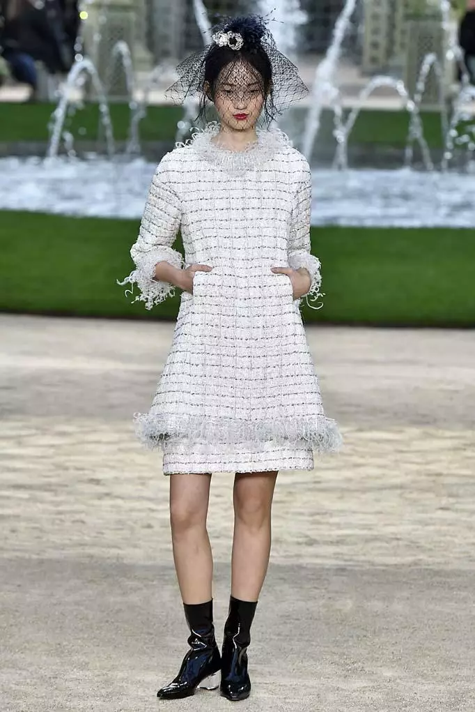 Karl Lagerfeld ekpughere ogige nzuzo nke Chanel n'izu Couture 24548_23