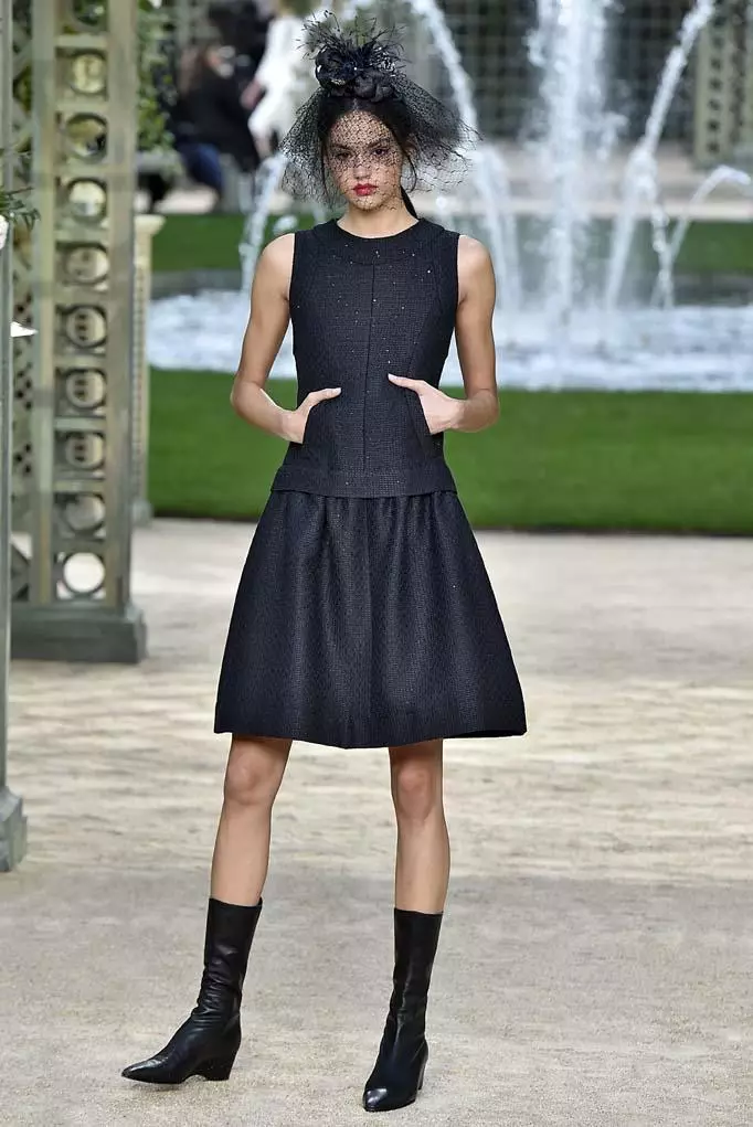 Karl Lagerfeld ekpughere ogige nzuzo nke Chanel n'izu Couture 24548_24
