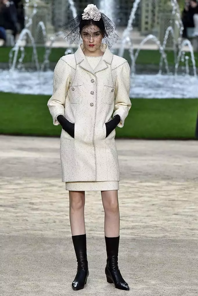 Karl Lagerfeld ekpughere ogige nzuzo nke Chanel n'izu Couture 24548_28