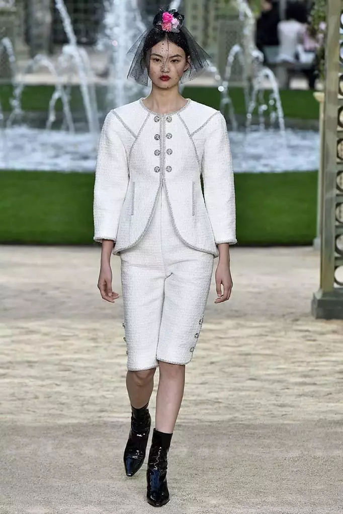 Karl Lagerfeld ekpughere ogige nzuzo nke Chanel n'izu Couture 24548_30