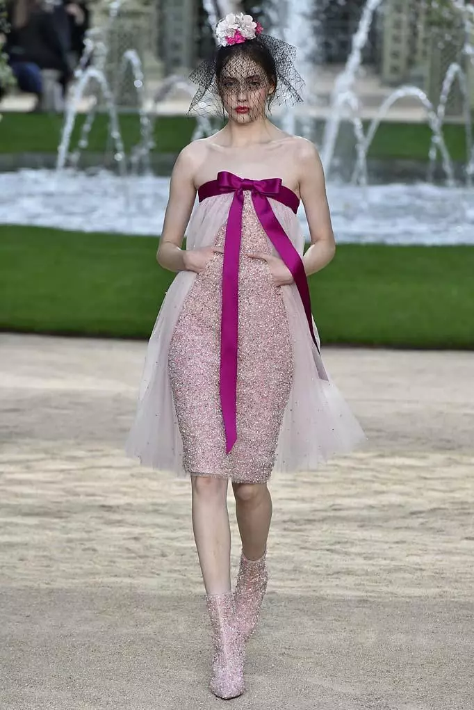 Karl Lagerfeld ekpughere ogige nzuzo nke Chanel n'izu Couture 24548_32