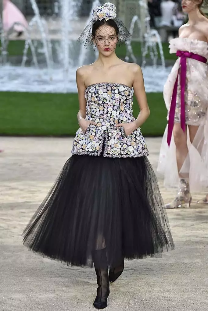 Karl Lagerfeld ekpughere ogige nzuzo nke Chanel n'izu Couture 24548_34
