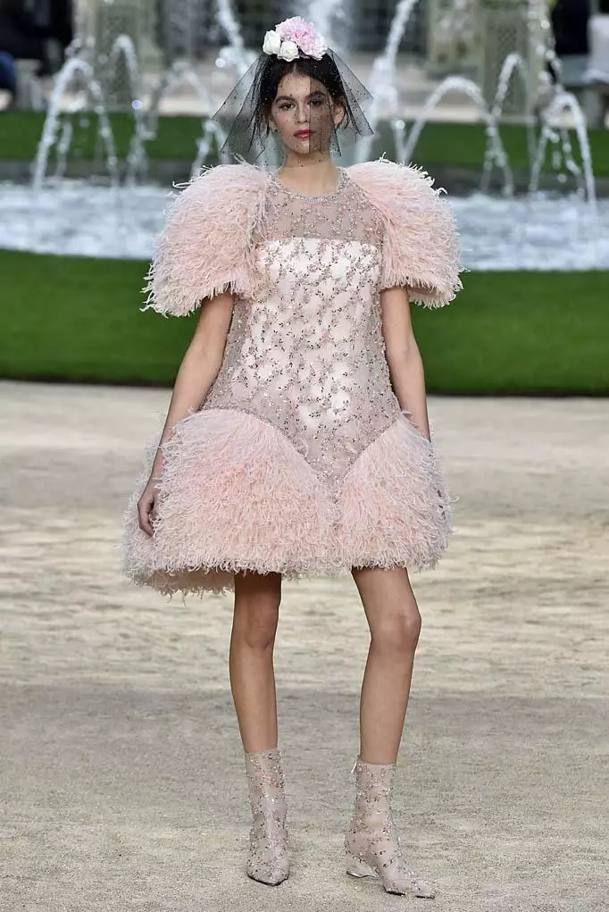 Karl Lagerfeld ekpughere ogige nzuzo nke Chanel n'izu Couture 24548_60