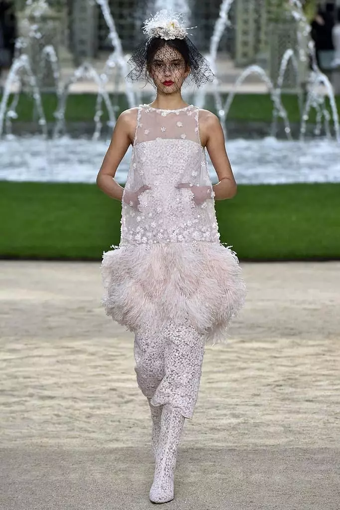Karl Lagerfeld ekpughere ogige nzuzo nke Chanel n'izu Couture 24548_64