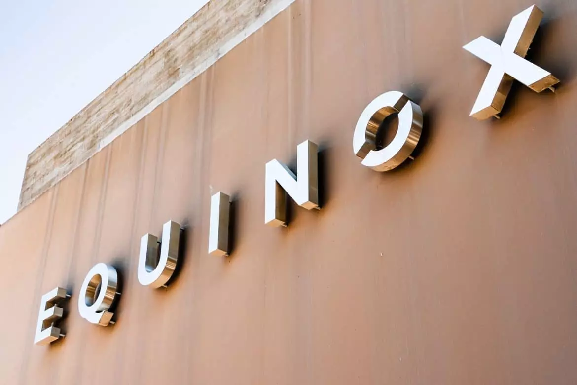 Equinox מתחייבת מיליון דולר לצדקה, הצהרת עולמות עילית על ניצחון בית המשפט