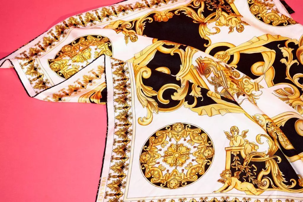 Alegerea editorului: Mules Faille cu imprimeu cu stele de mare de la Versace 24750_3