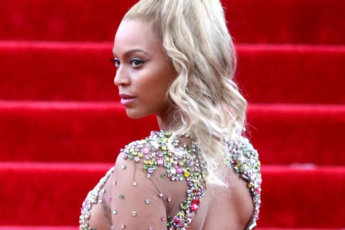 Beyoncé Bereaksi terhadap #WhoBitBeyonce-Gate, Band Scott Sternberg dari Orang Luar Kembali