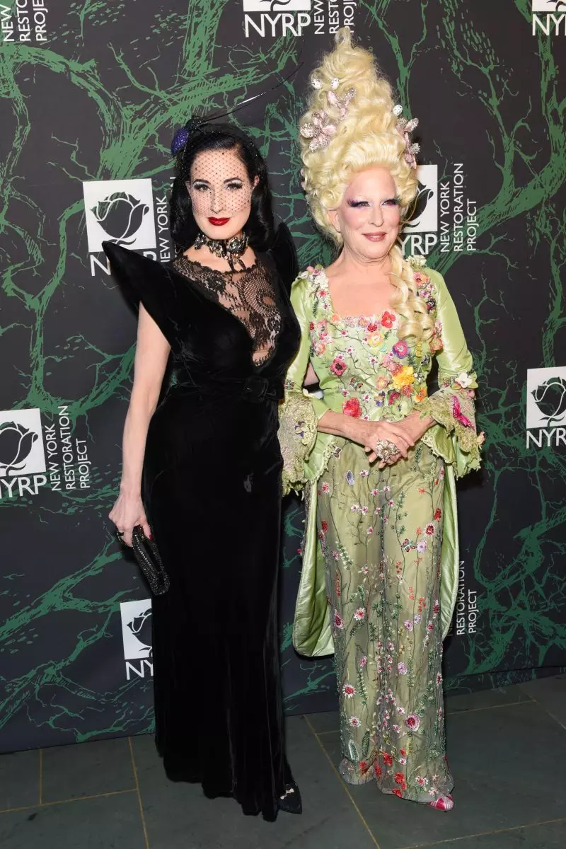 Por que Dita Von Teese foi proibida de se apresentar no Hulaween Gala de Bette Midler?