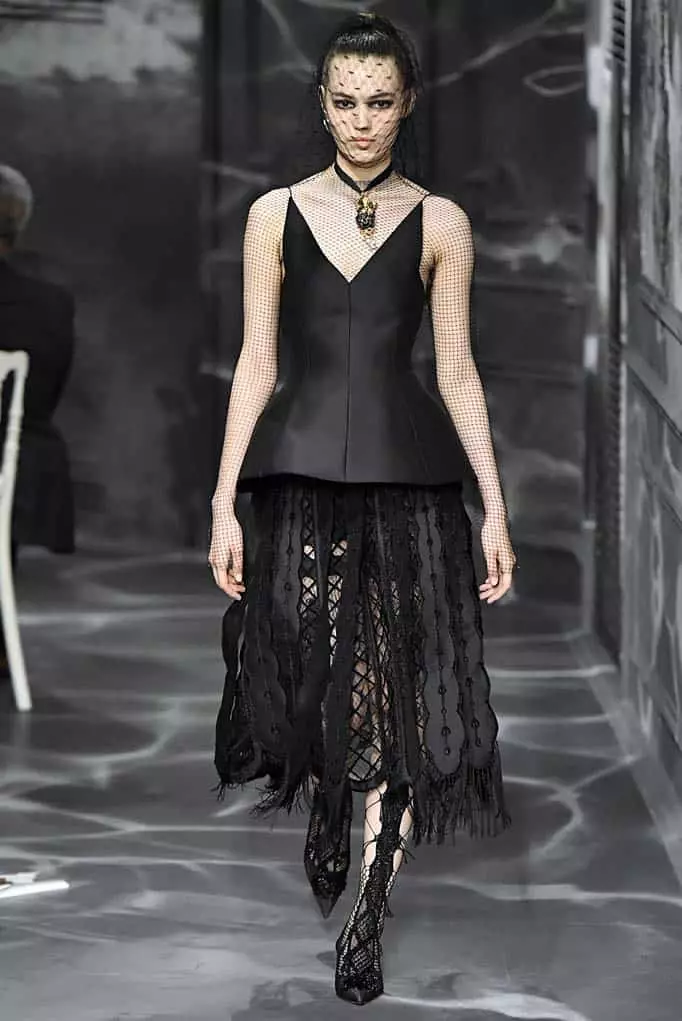 Dior's Elaborate Fall 2019 Couture Teem Peb Lub lis piam los tsim 26199_19