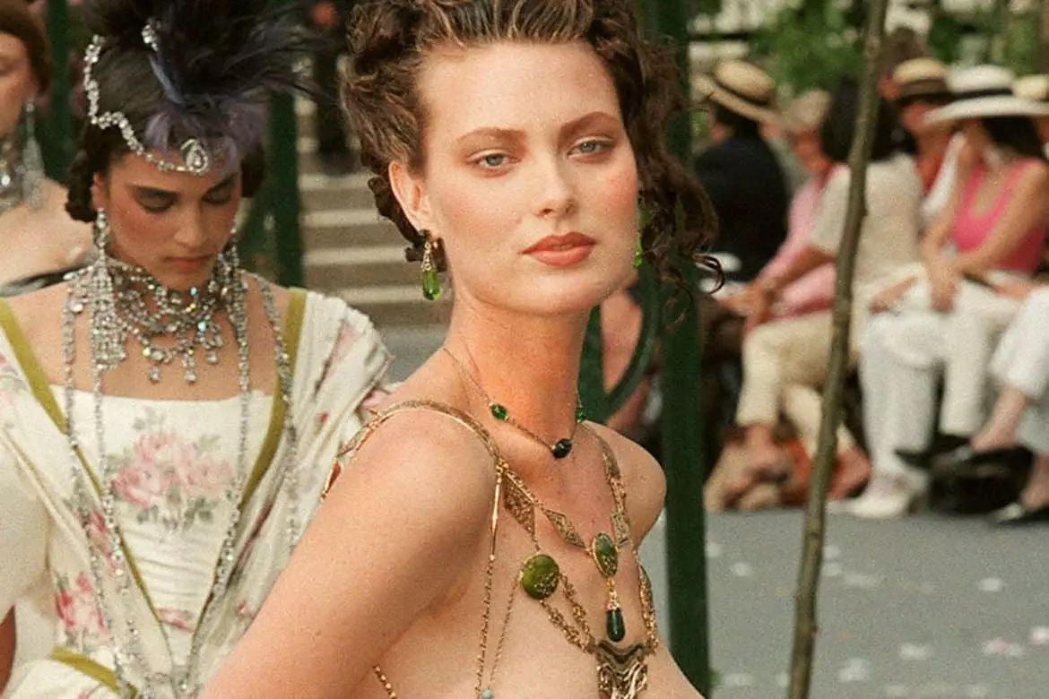 1997 оны намрын Dior Show (NSFW) дээр хагас нүцгэн Шалом Харлоугийн туяанд баяс. 26367_1