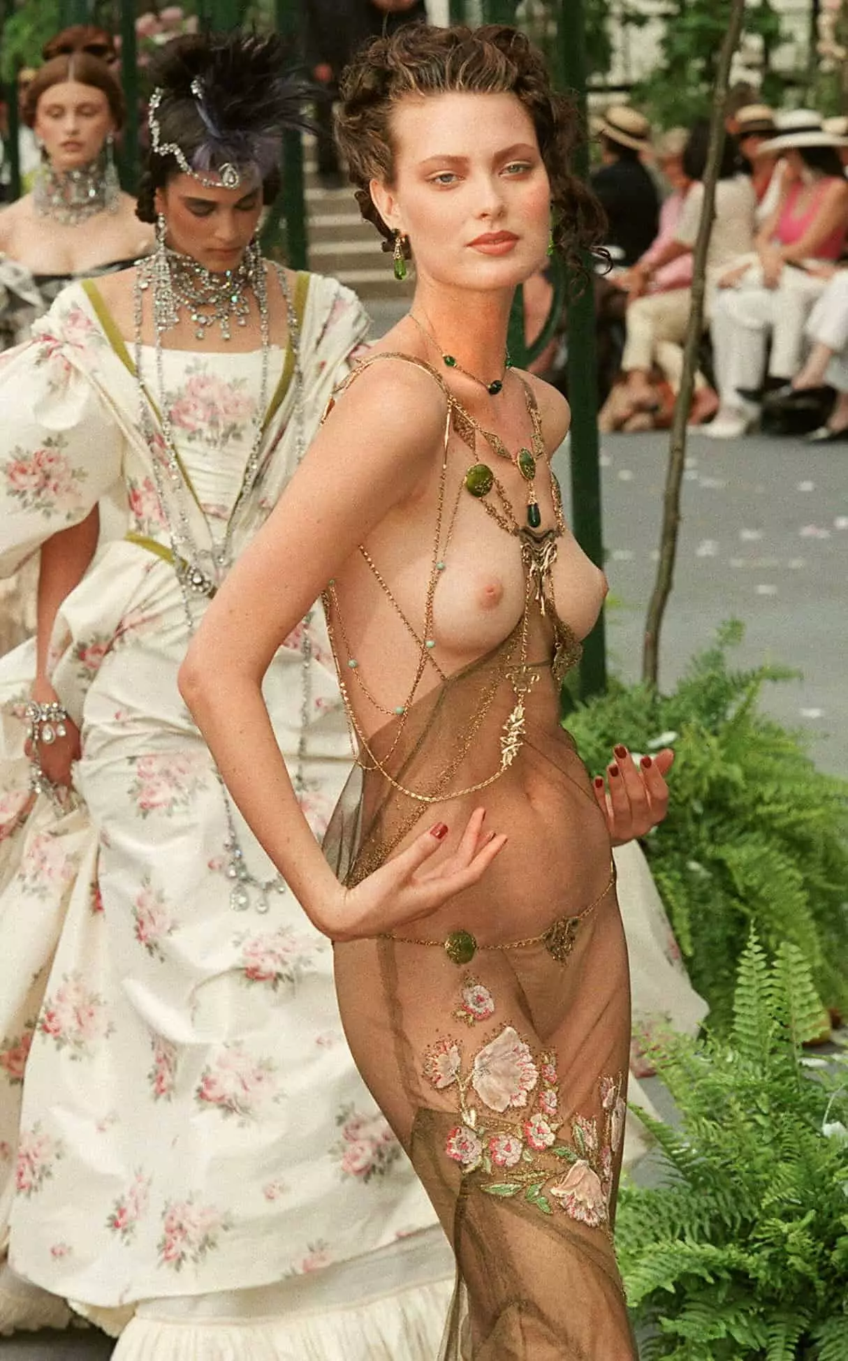 Пагрэйцеся ў ззянні напаўаголенай Шалом Харлоу на восеньскім шоў Dior 1997 года (NSFW) 26367_2