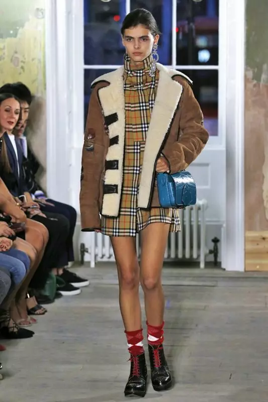 የለንደን ፋሽን ሳምንት ዋና ዋና ዜናዎች፡ Burberry! ክሪስቶፈር ኬን! ፒተር ፒሎቶ! 26379_6