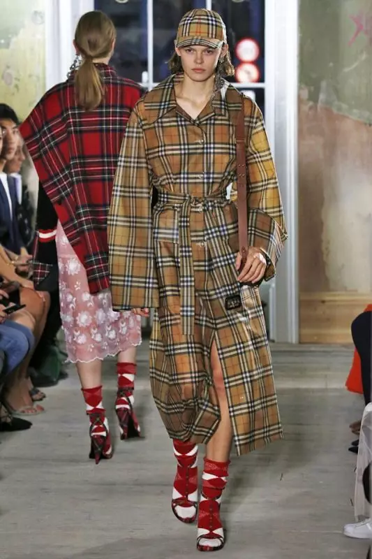 لوندون مودا كىيىم ھەپتىلىكىدىكى يارقىن نۇقتىلار: Burberry! Christopher Kane! Peter Pilotto! 26379_9