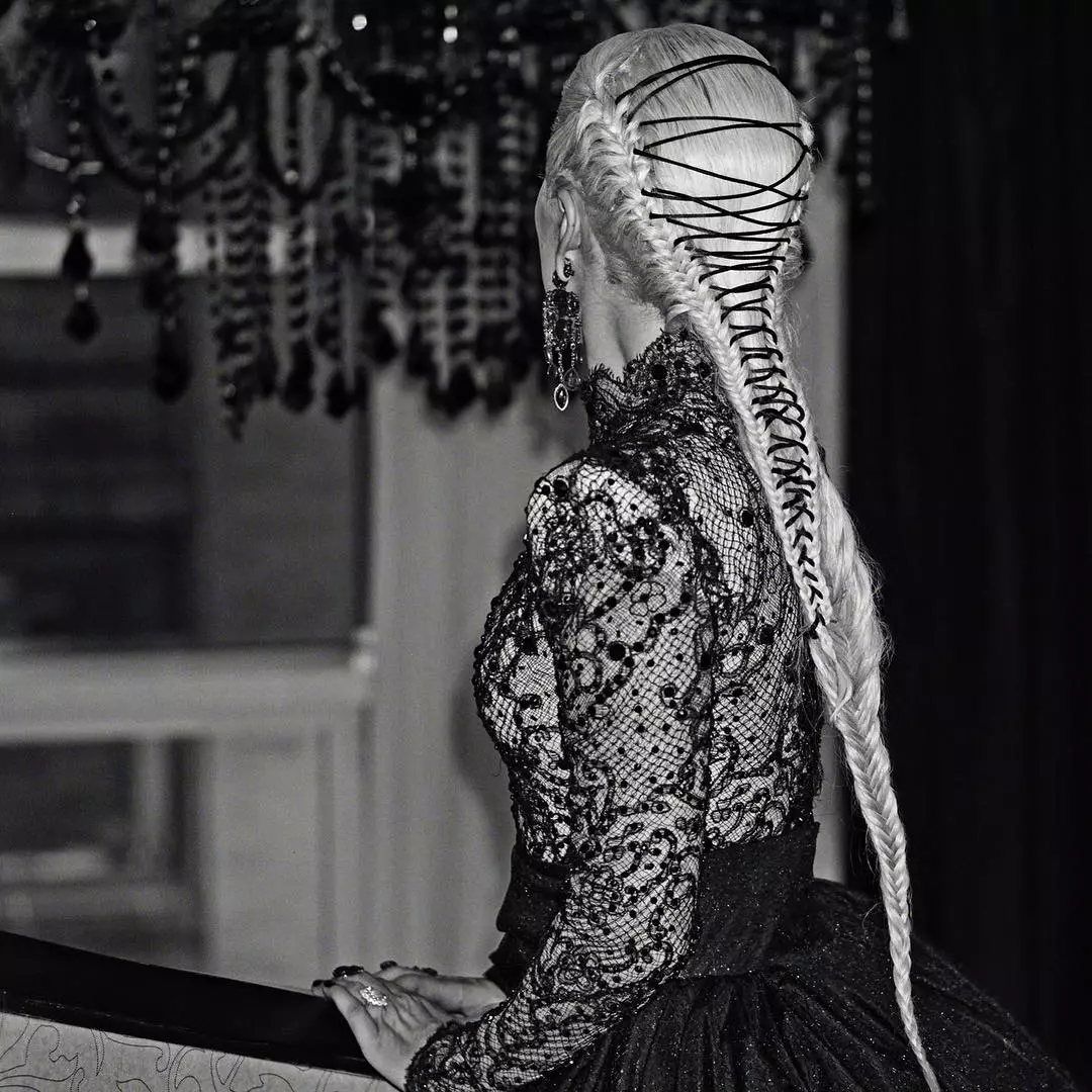 Soluție de frumusețe: Singurul lucru mai bun decât părul lui Lady Gaga la premiile Grammy a fost machiajul ei 26503_2