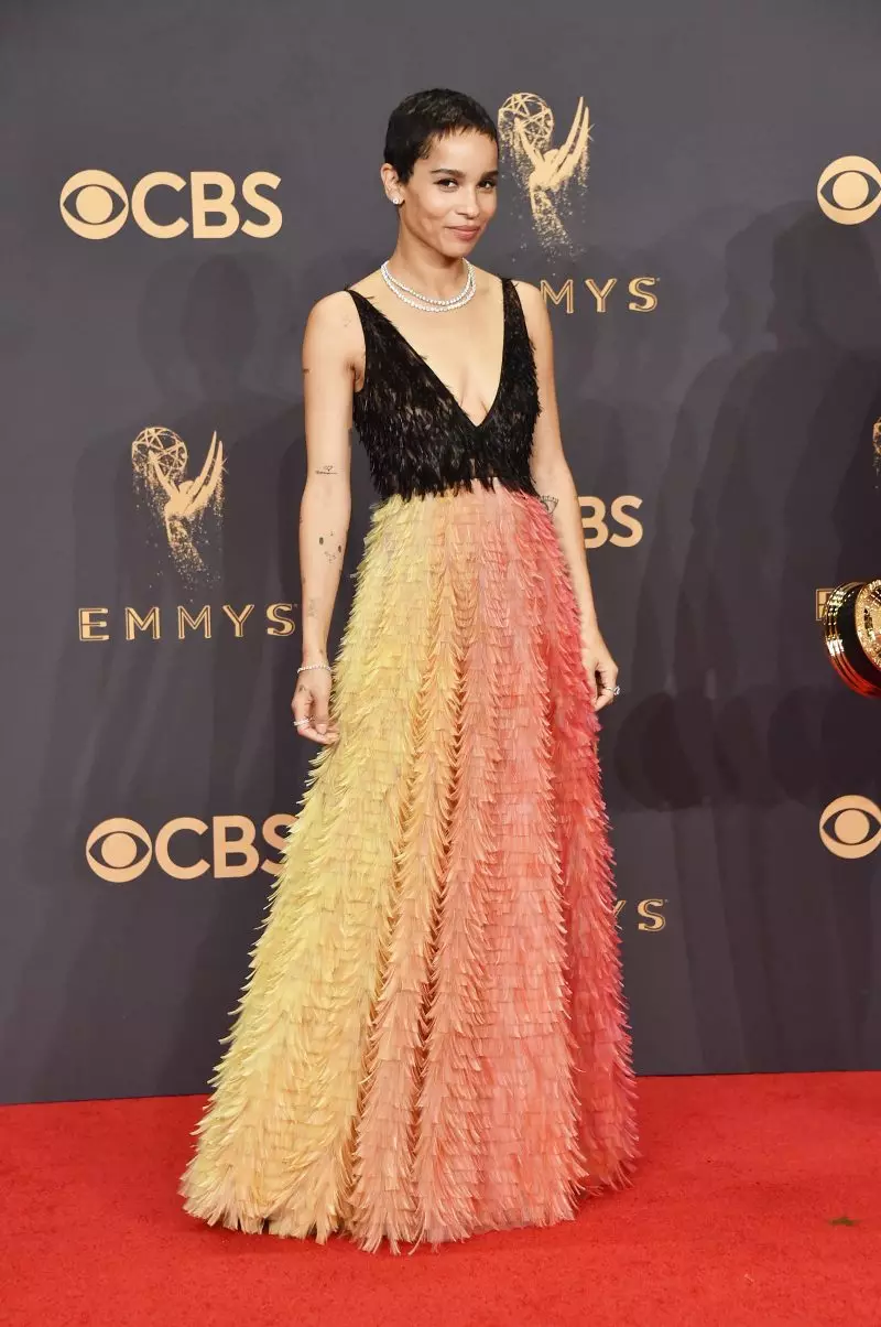 Zoë Kravitz၊ Tessa Thompson နှင့် More တို့သည် Emmys ၏ အကောင်းဆုံးဝတ်စားဆင်ယင်မှုစာရင်းကို ပြုလုပ်ပါ။ 26516_1
