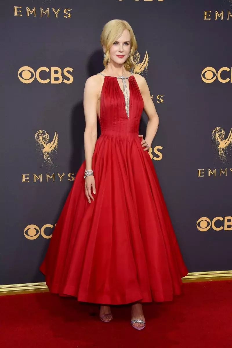 Zoë Kravitz၊ Tessa Thompson နှင့် More တို့သည် Emmys ၏ အကောင်းဆုံးဝတ်စားဆင်ယင်မှုစာရင်းကို ပြုလုပ်ပါ။ 26516_3