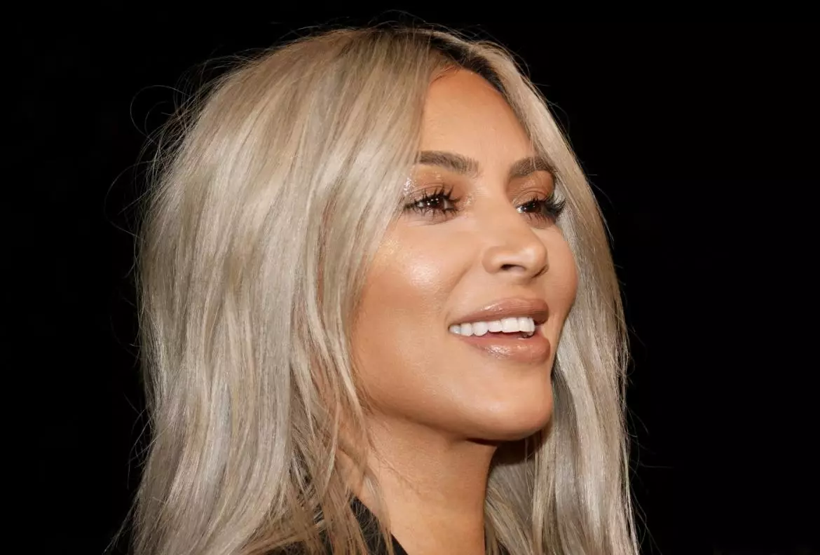 Kim Kardashian klap terug by Photoshop Trolls, H&M-winste het historiese laagtepunte getref 26524_1