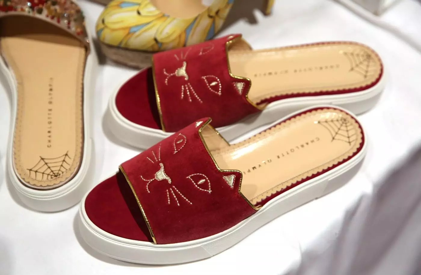 Dianyari: Charlotte Olympia ngumumake bangkrut