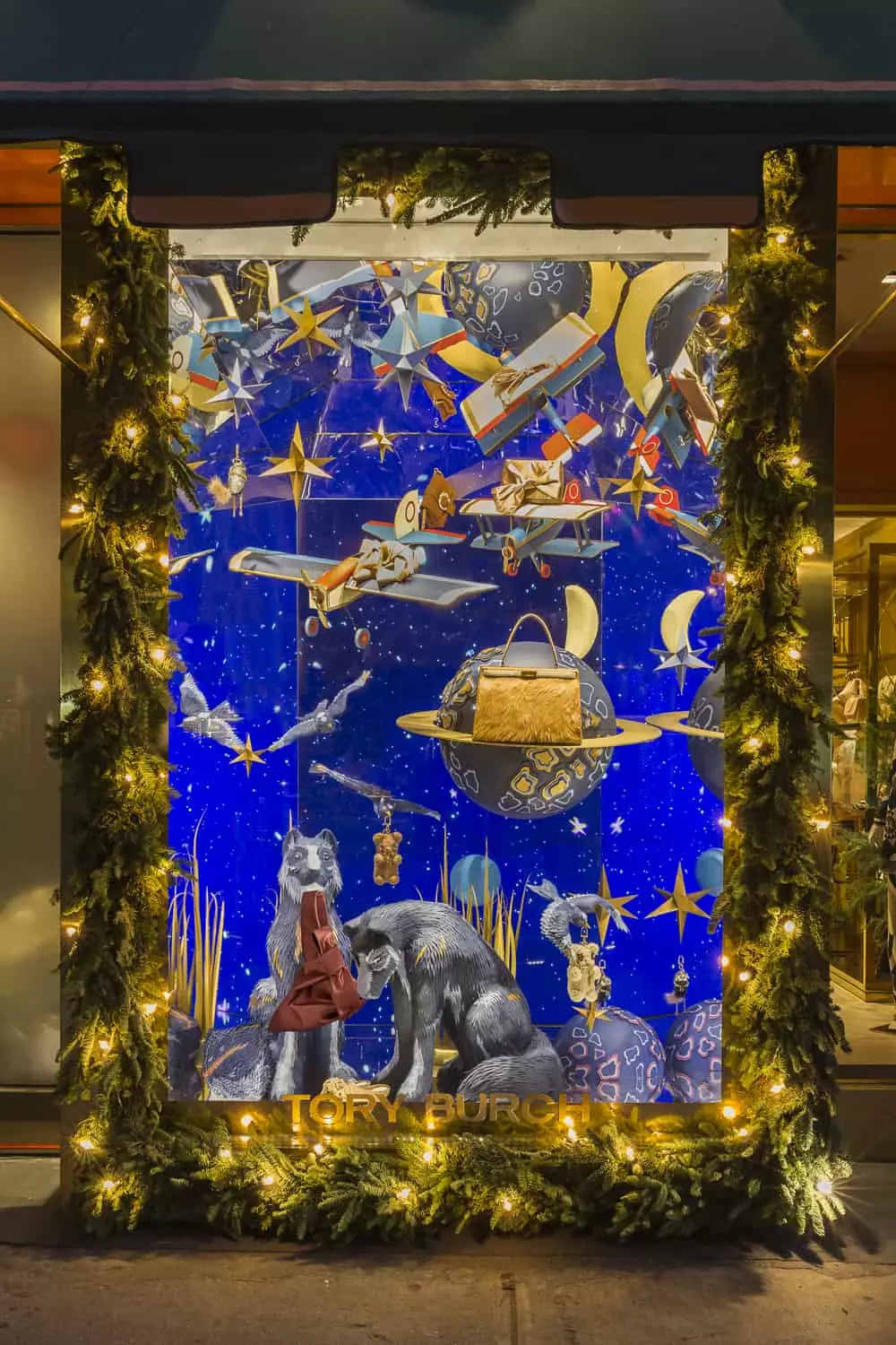 Ciki da Yin Tory Burch's Holiday Windows 26710_2