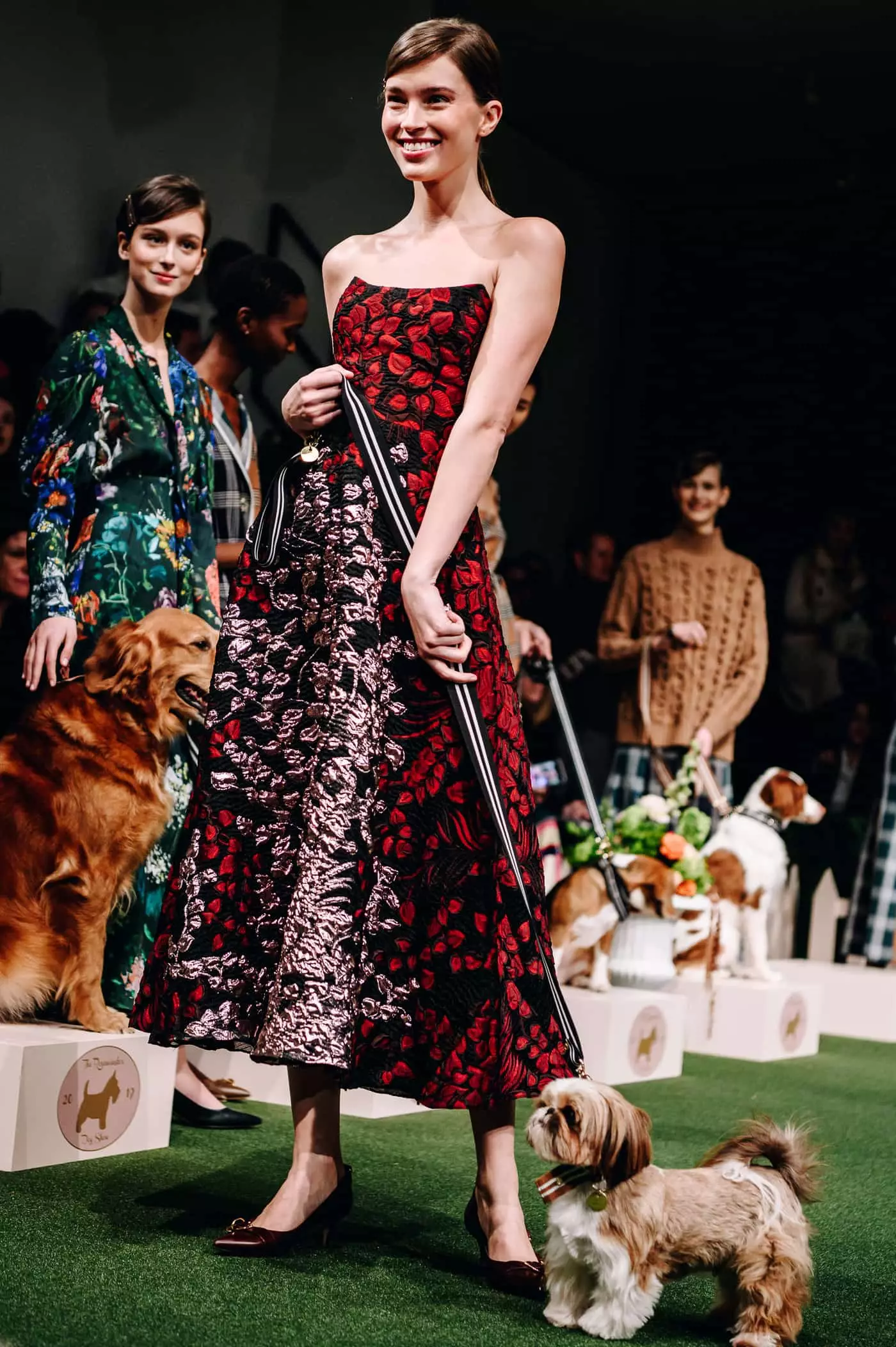 Ni Ĉiuj Nur konsentu, ke la Runway Dog Show de Lela Rose Estis la Plej Bela Aĵo iam ajn 26802_19