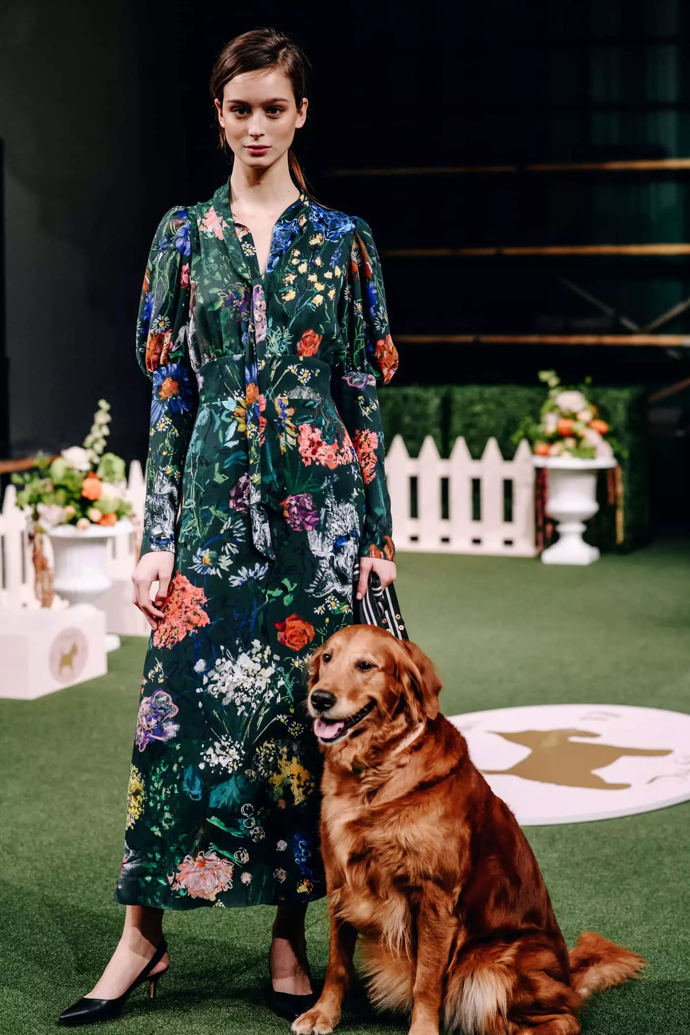 Lela Rose ၏ Runway Dog Show သည် ချစ်စရာအကောင်းဆုံးအရာဖြစ်သည်ကို အားလုံးသဘောတူလိုက်ကြပါစို့ 26802_27