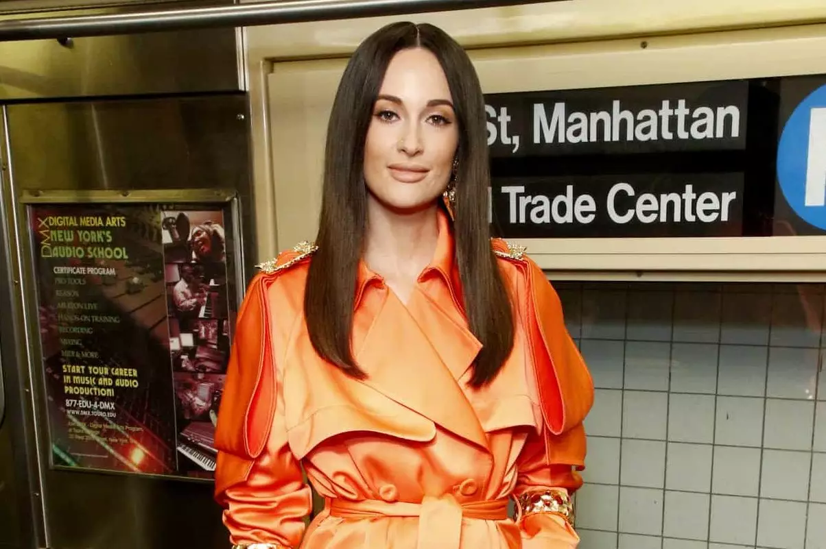 Kacey Musgraves mizara ny drafitry ny fialan-tsasatra eo anoloana amin'ny fampisehoana Moschino